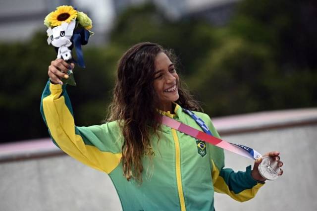 Aos 13 anos de idade, Rayssa Leal, a Fadinha, fatura a medalha de prata no skate street feminino ...